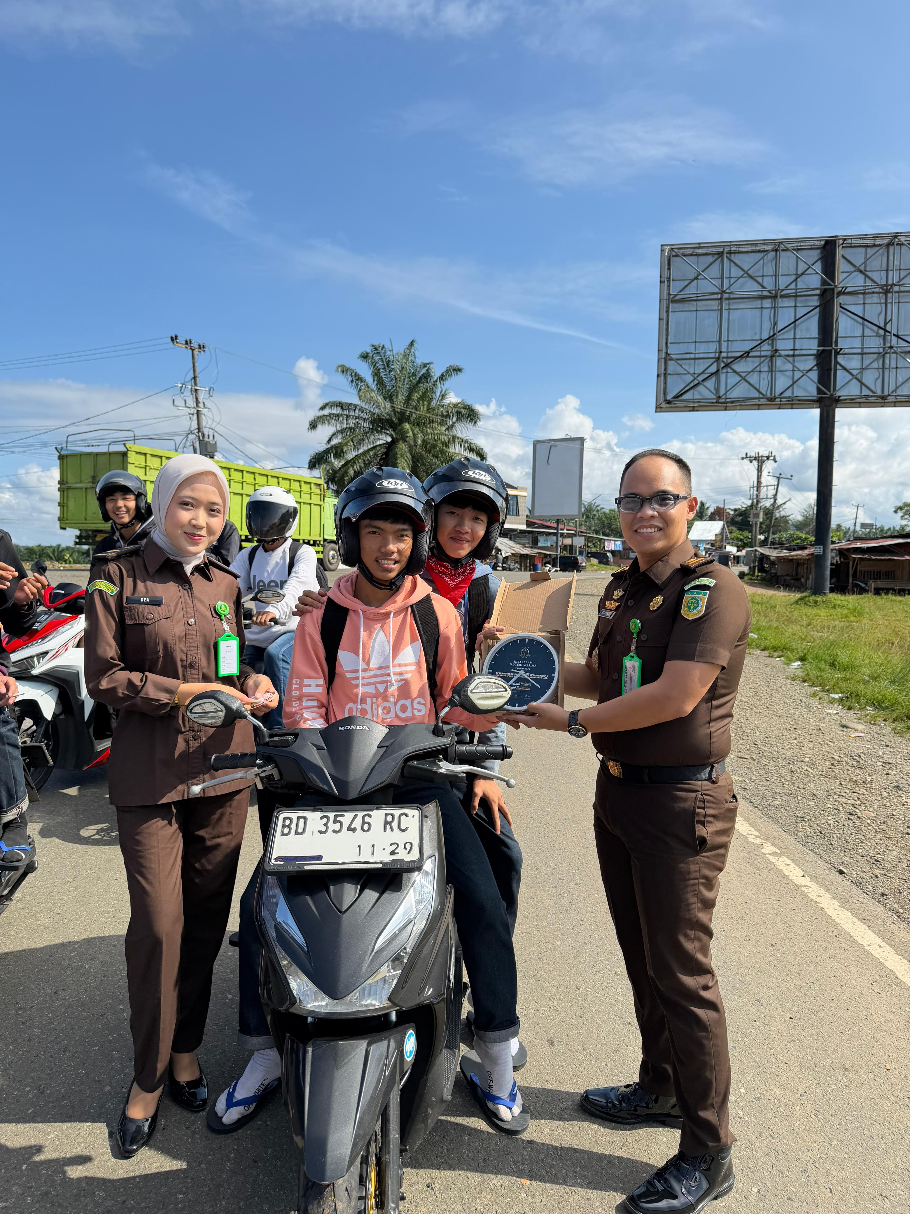 Gencarkan Kampanye Anti Korupsi, Kejari Seluma Bagikan Stiker hingga ...
